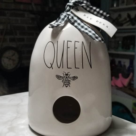 Rae Dunn | Accents | Rae Dunn Queen Bee Birdhouse Beehive Bird House ...